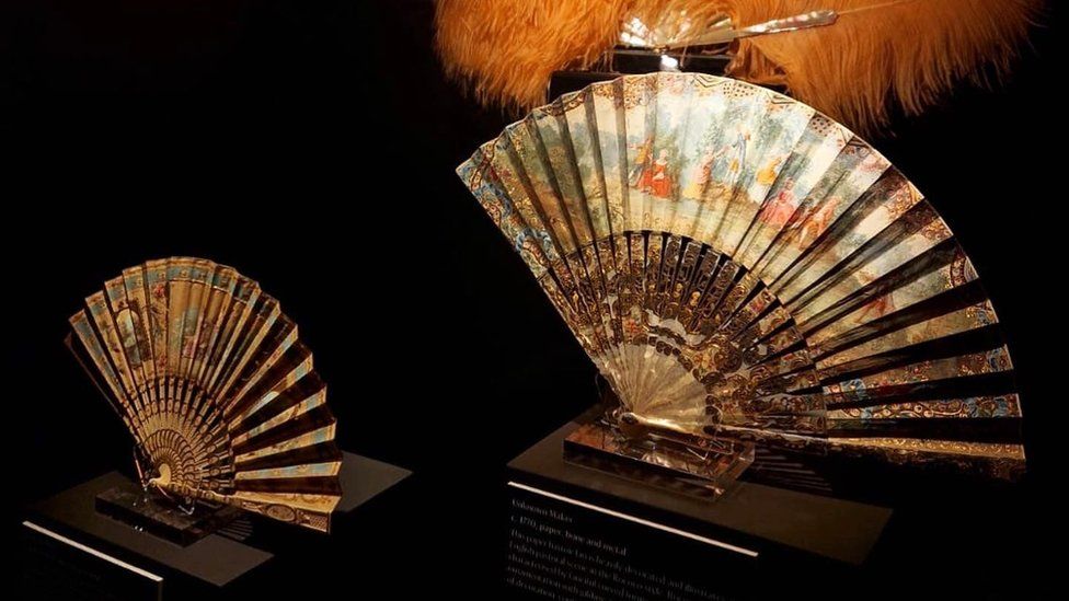 New 18th Century fan exhibition opens in Shropshire - BBC News