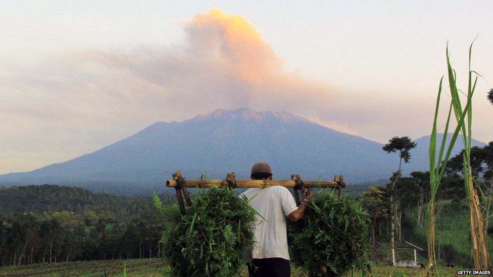 Mount Raung volcanic ash cloud halts Bali-bound flights - BBC News