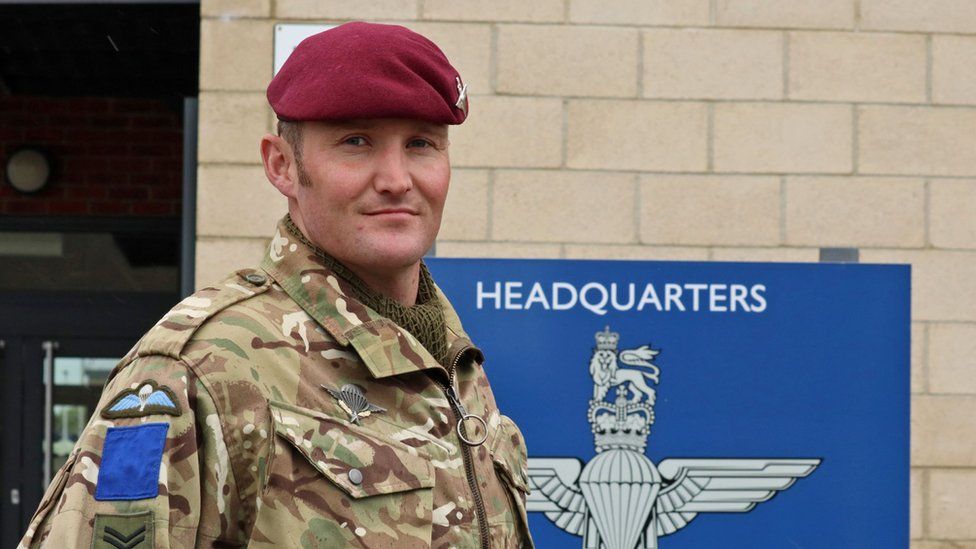 Coventry paratrooper honoured for Kabul evacuation bravery - BBC News