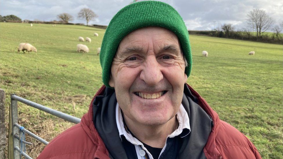 Pobl yn barod i 'ymladd' yn erbyn cynllun 300 tŷ Sir Conwy - BBC Cymru Fyw
