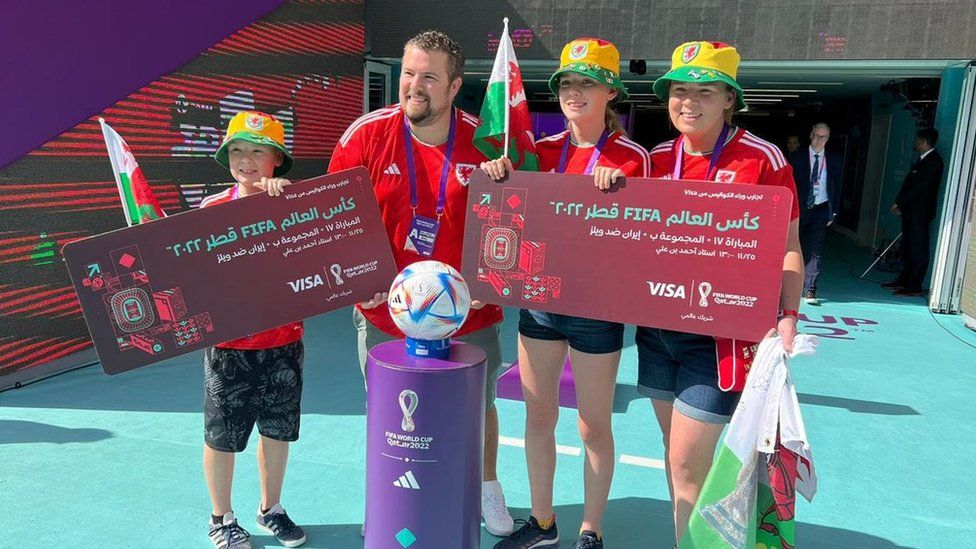 O'n i'n crynu! - Cwrdd â sêr Cymru drwy hap a damwain yn Qatar - BBC ...