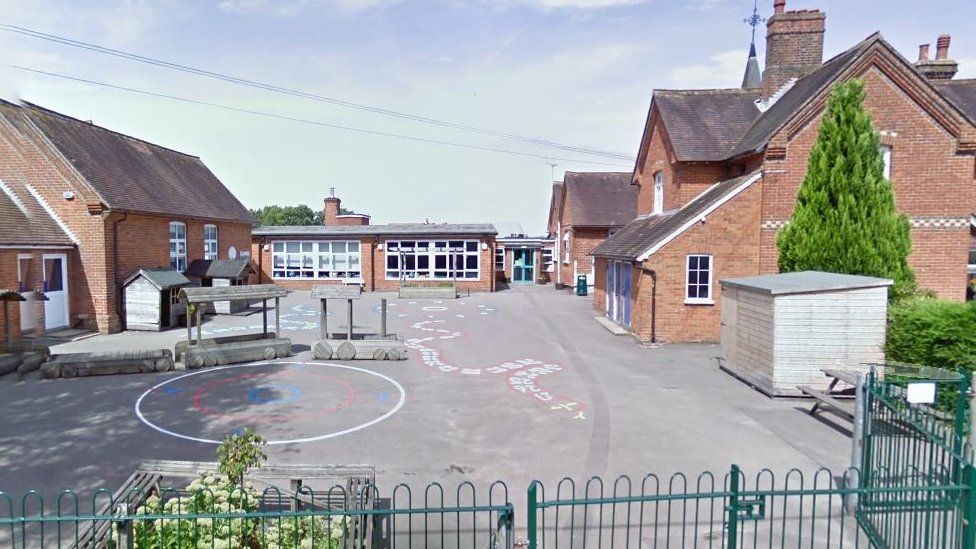 Bradfield school playground ban after men seen shooting pigeons - BBC News