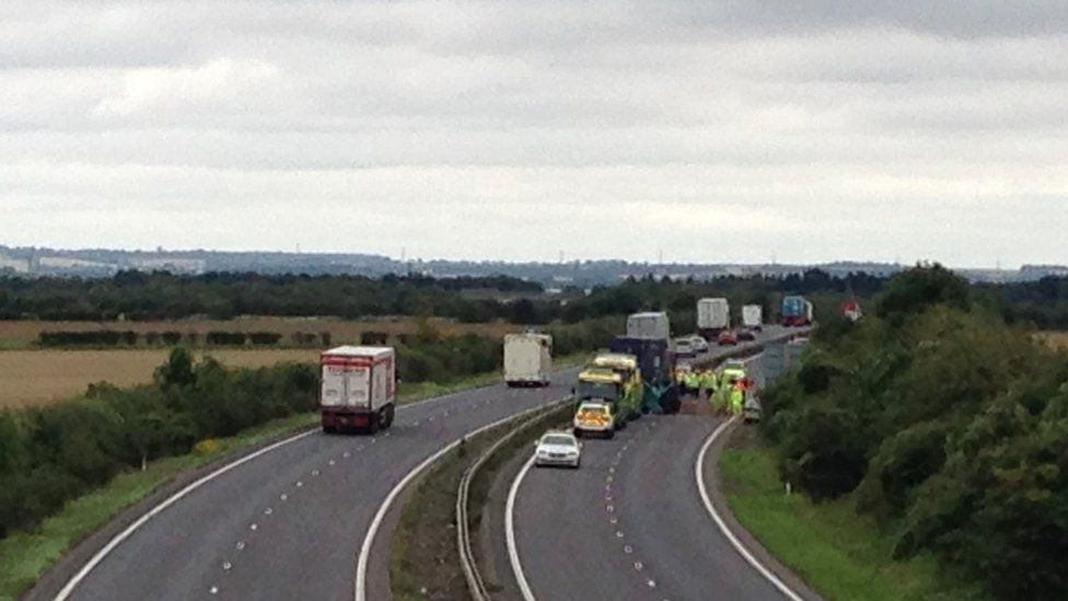 A14: Lorry accident closes westbound section - BBC News