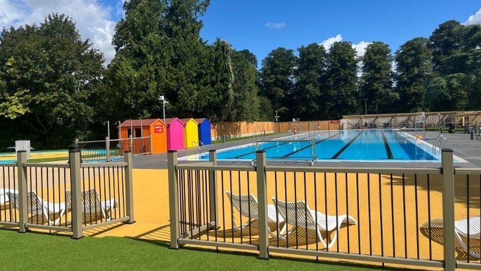 Newbury: Revamped historical lido reopens to public - BBC News