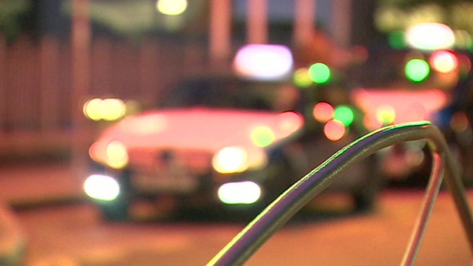 Cynllun tacsis ddim yn gwella 'argyfwng' y diwydiant - BBC Cymru Fyw
