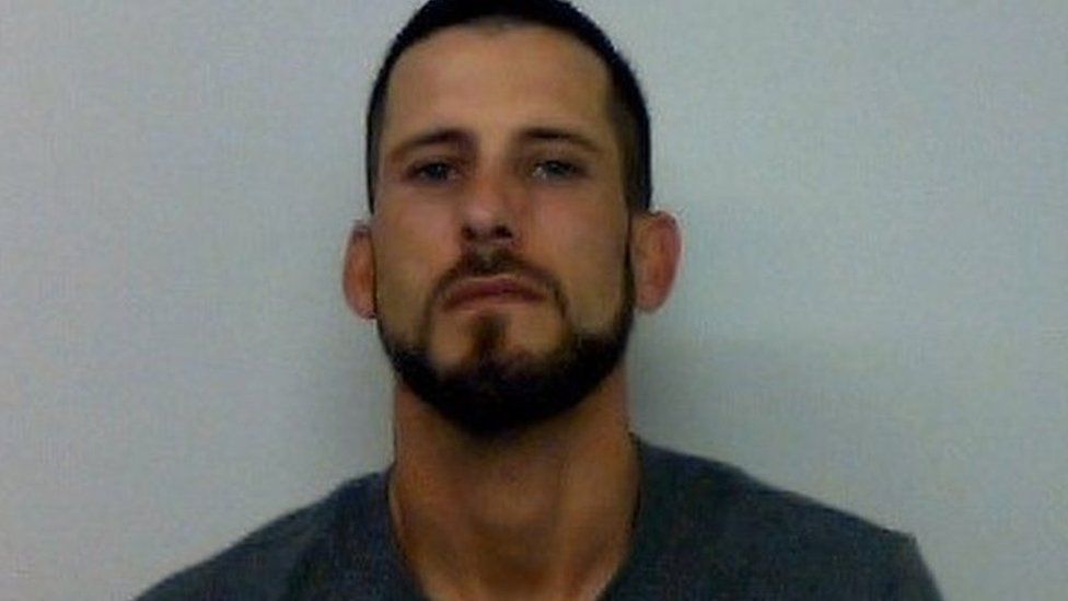 Oxfordshire burglar who left tools behind jailed - BBC News