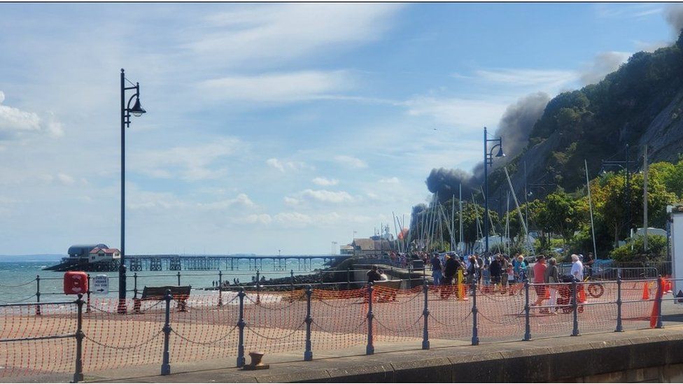 Mumbles Pier: Fire at ex-Cinderella's club in Swansea - BBC News