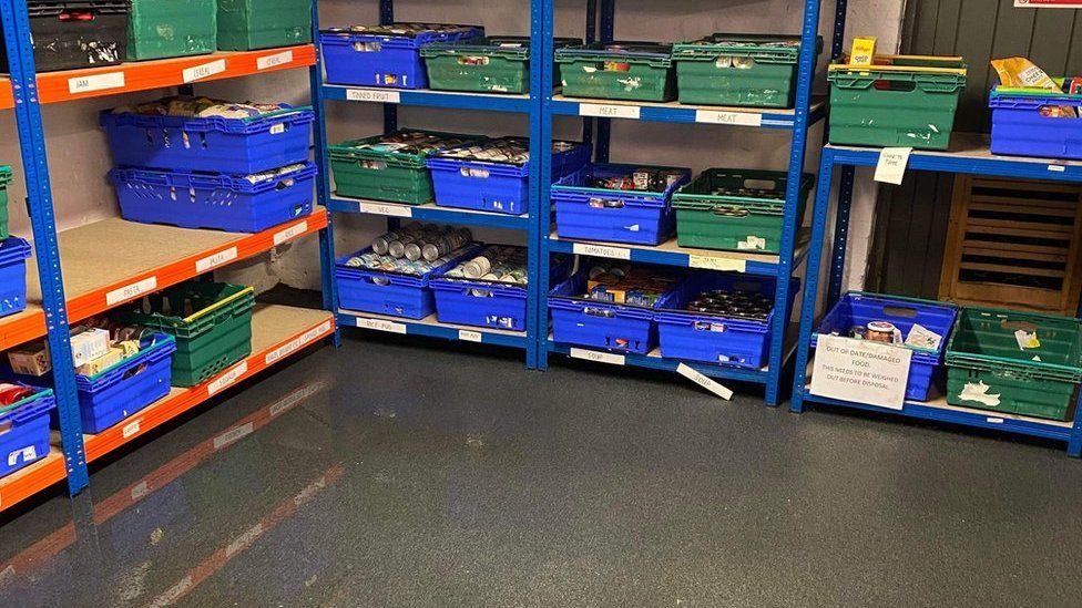 Rugby food bank recreates carol to ask for donations - BBC News