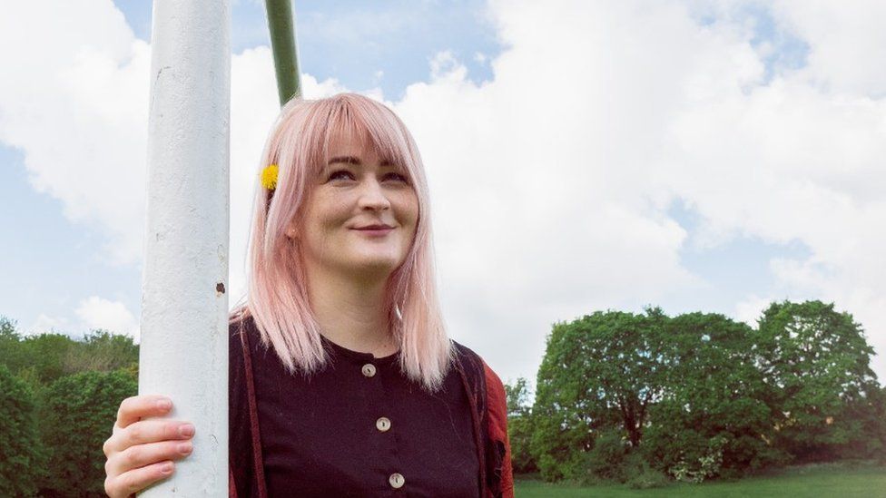 Football chants inspire folk singer Minnie Birch's new album - BBC News