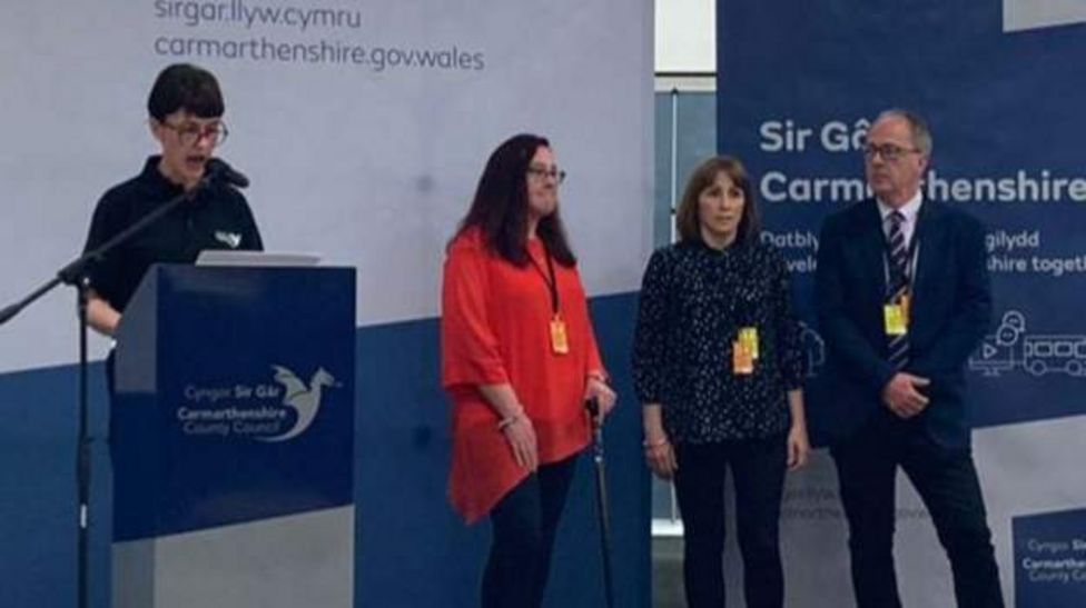 Disgwyl i Darren Price arwain Cyngor Sir Gâr - BBC Cymru Fyw