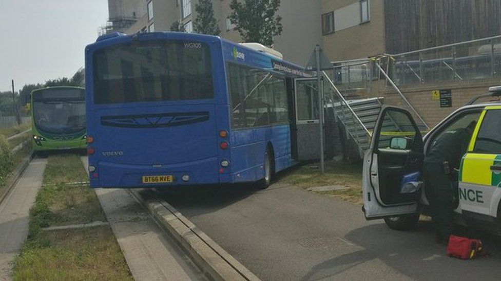 Driver hurt in Cambridge guided busway crash - BBC News
