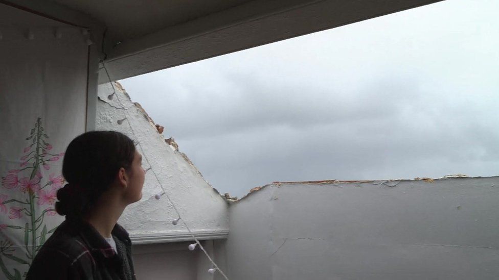 Student woke screaming as storm ripped off roof - BBC News