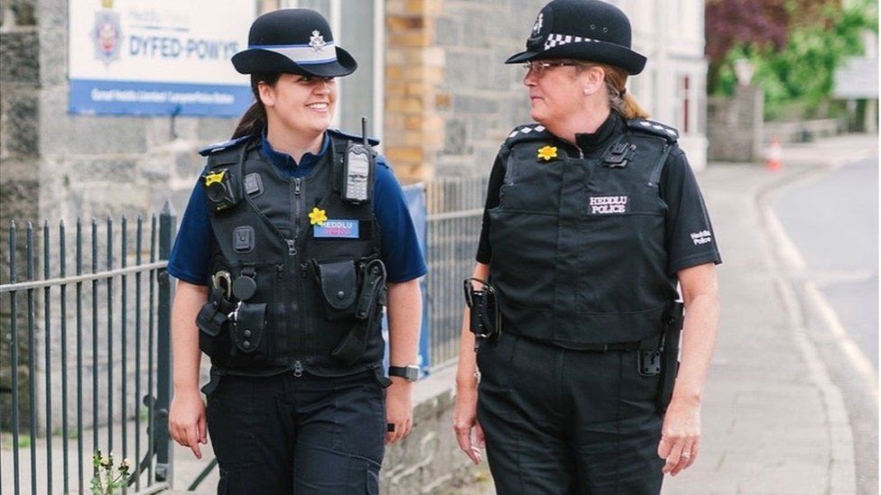 Ch Insp Nicky Carter ends career on patrol with daughter - BBC News