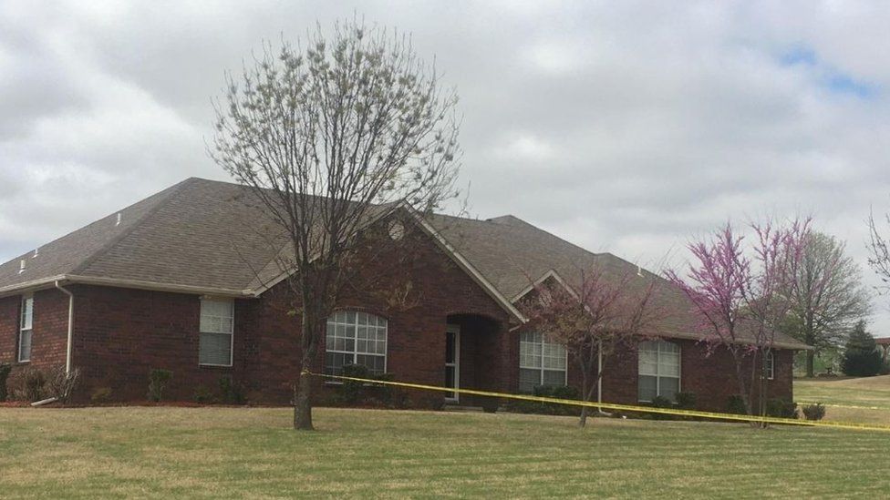 Three teenage burglars shot dead in US - BBC News