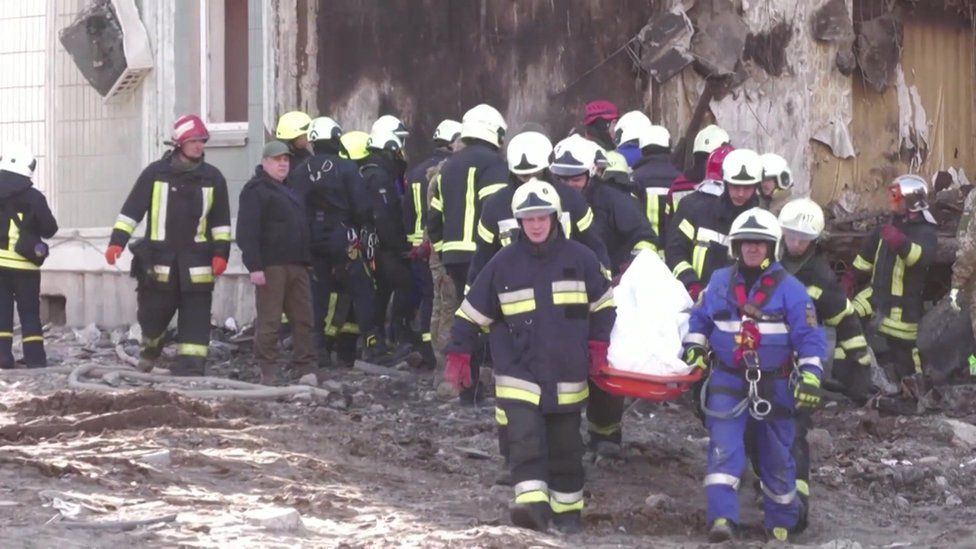 Wyth injan dân ar y ffordd i Wcráin o dde Cymru - BBC Cymru Fyw