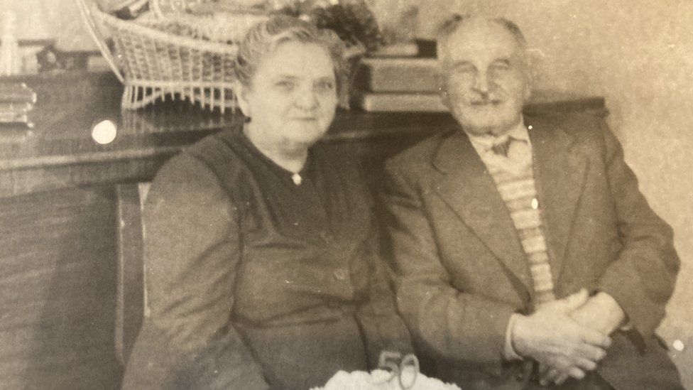 Holocaust victims' descendant gets family photos after 80 years - BBC News
