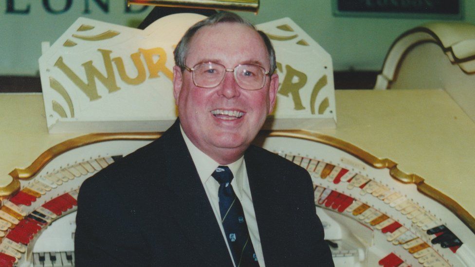 Odeon cinema organ to be heard for first time in three years - BBC News