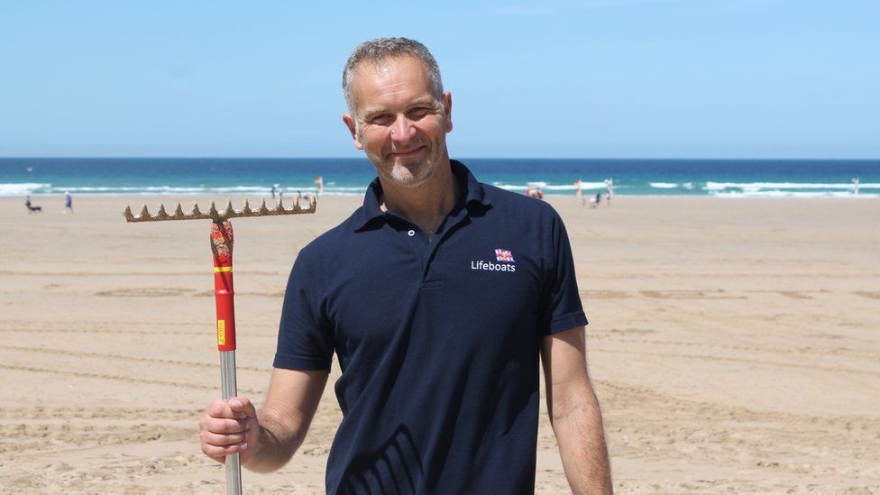 Safety messages written in the sand on Cornish beaches - BBC News