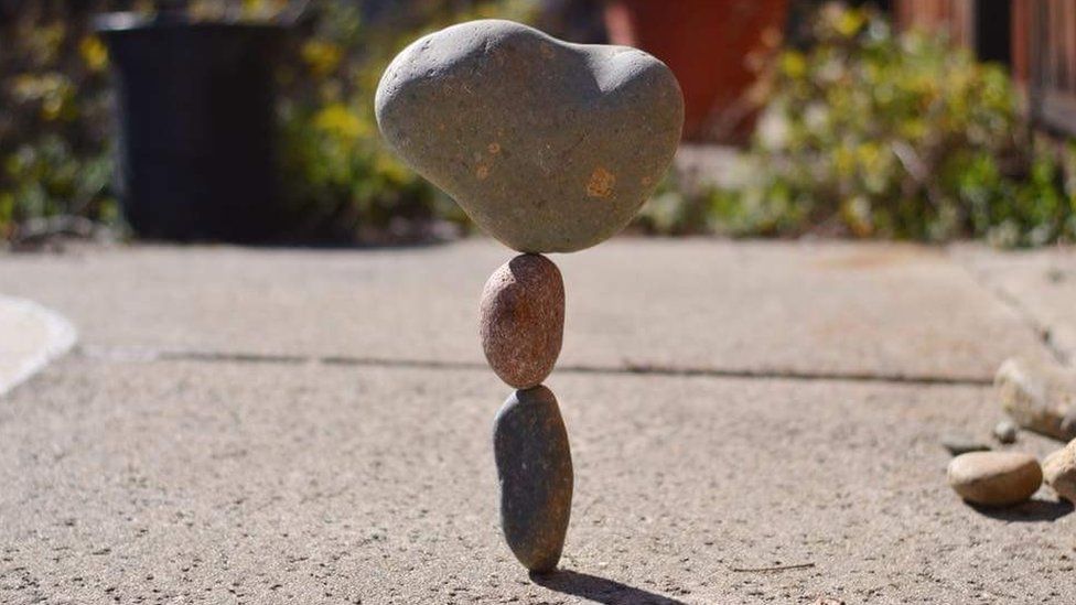Stone-stackers rock up in Dunbar for balancing act - BBC News