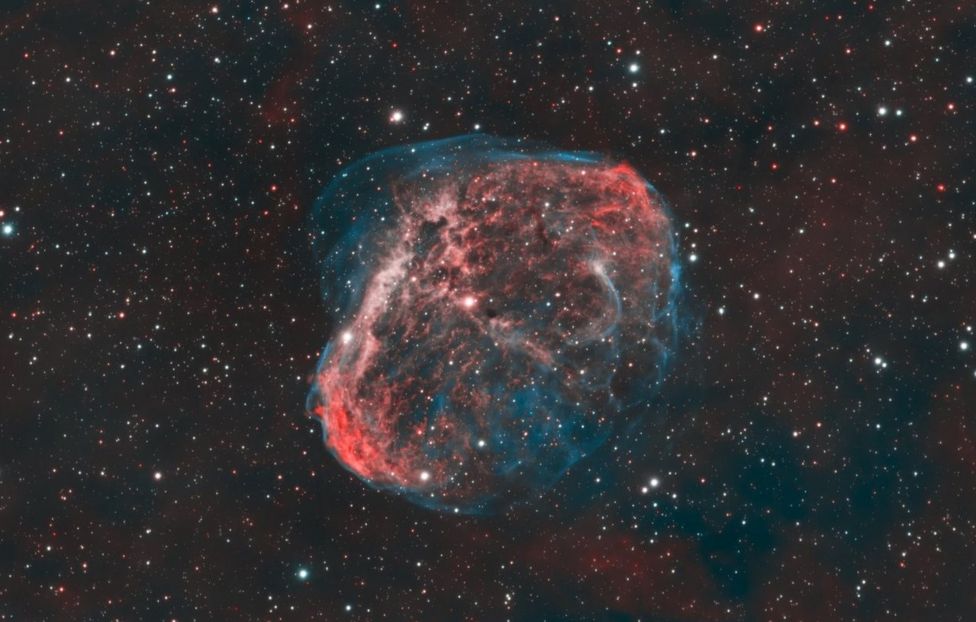 Stargazers get Nasa recognition for Crescent Nebula photo - BBC News