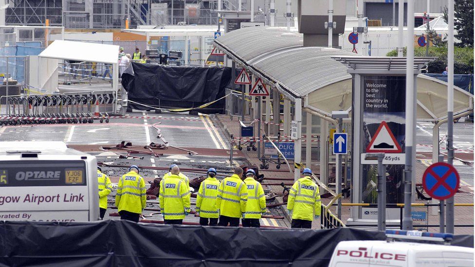 Heroes of terror attack praised 10 years on - BBC News
