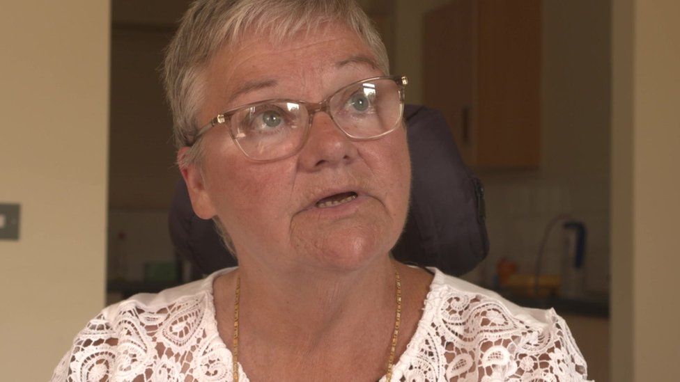 'Cefais fy arestio am hebrwng rhywun i Dignitas' - BBC Cymru Fyw