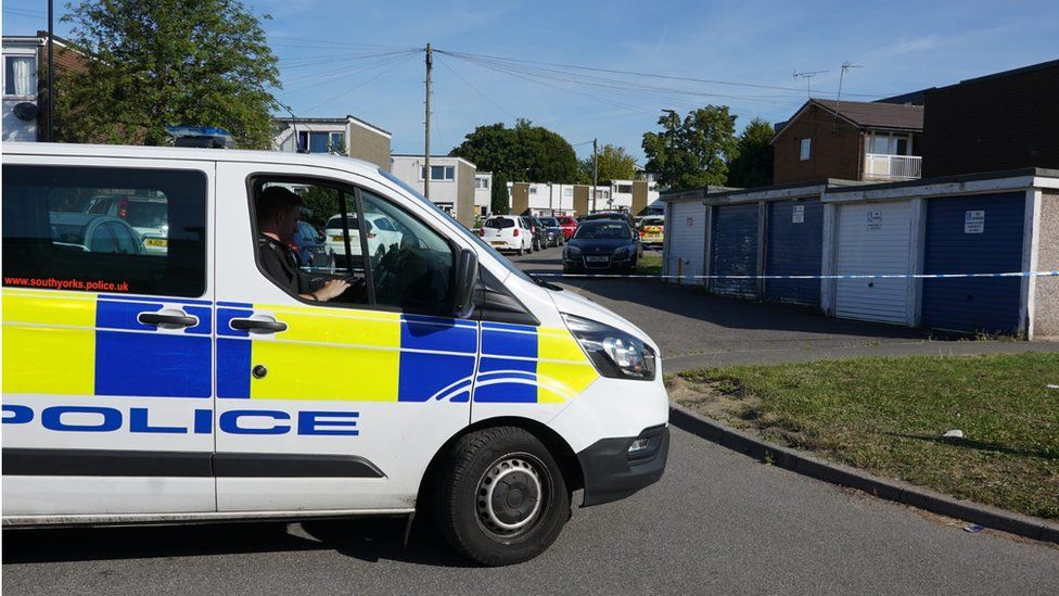 Sheffield: Men injured in Batemoor suspected shooting - BBC News