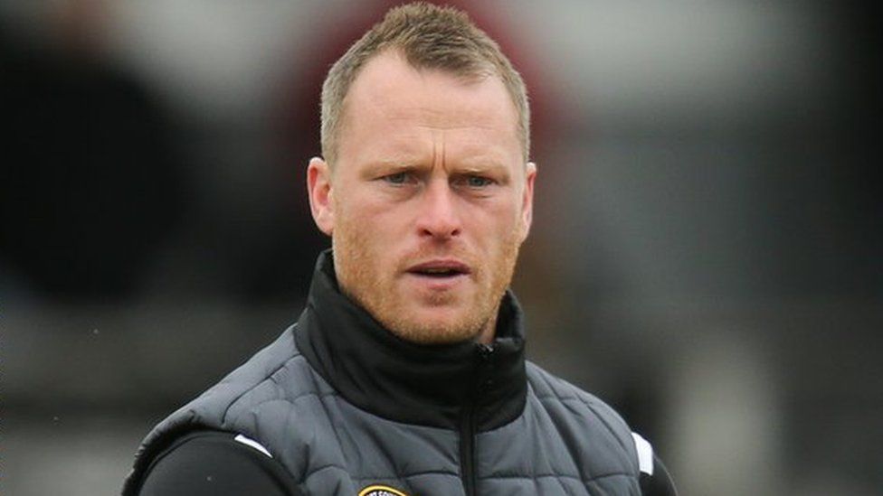 Cytundeb newydd i reolwr Casnewydd Mike Flynn - BBC Cymru Fyw