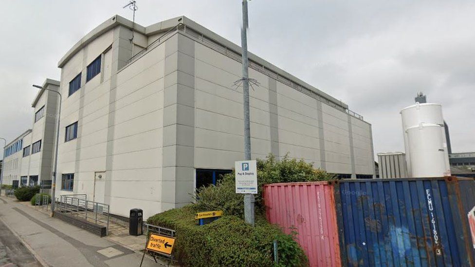 Hull cataract patient brings legal action over vision loss - BBC News