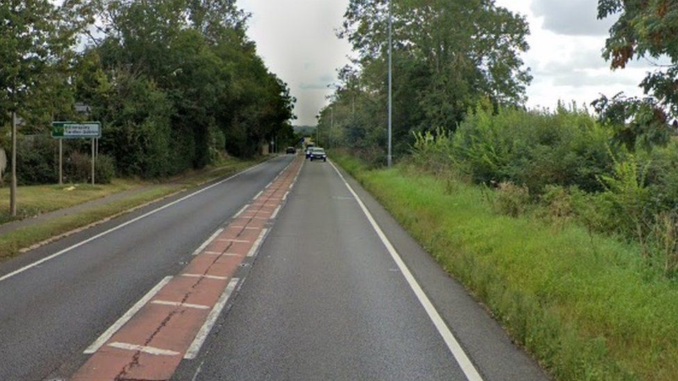 Potterspury farmer and drivers praised for taking tree off road - BBC News
