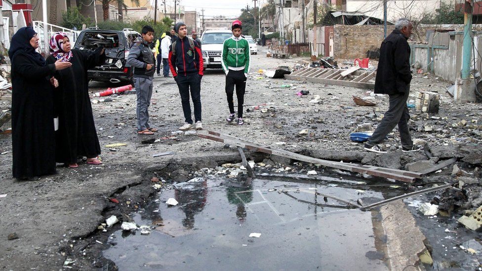 Iraq conflict: Baghdad building wall against IS - BBC News