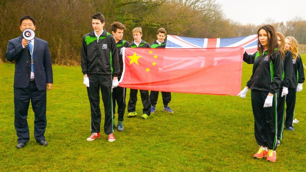 What it was like being taught by Chinese teachers in the UK - BBC News