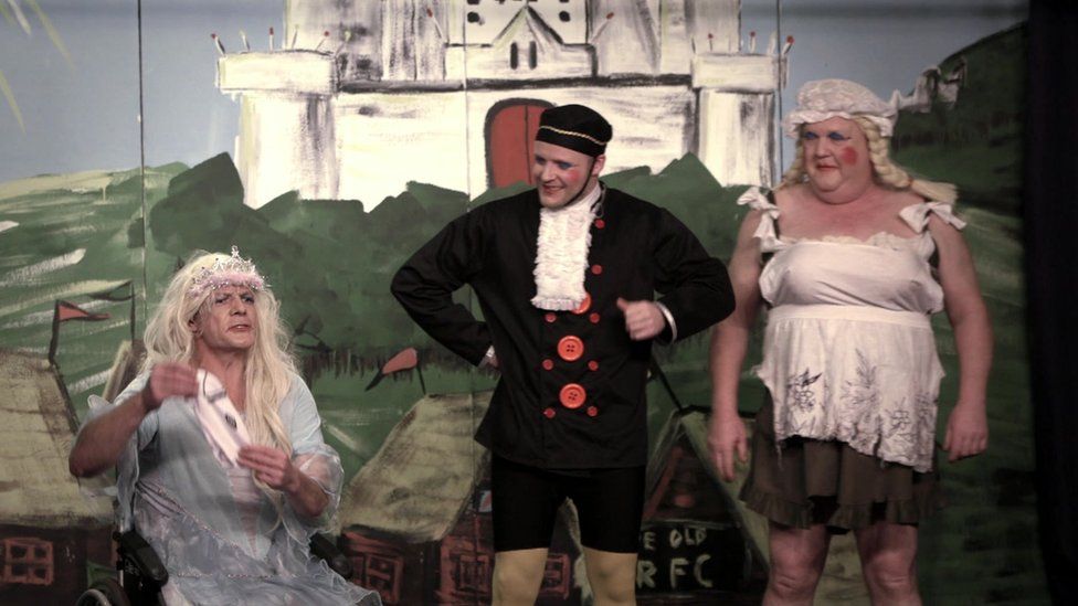 Covid: Pantomimes in a pandemic - oh yes they are! - BBC News