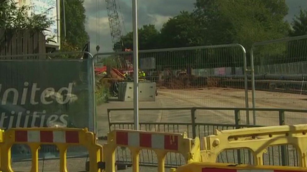 New hole shuts Mancunian Way in Manchester a second time - BBC News