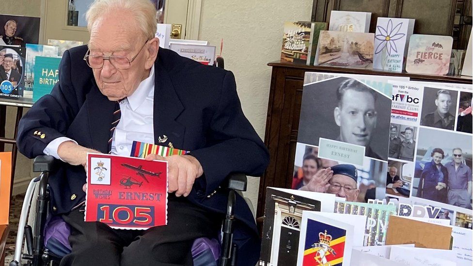 WW2 veteran receives 4,000 cards for 105th birthday - BBC News