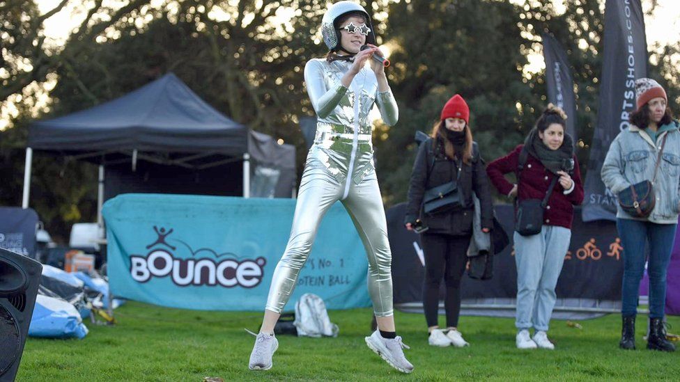 'Human disco ball' on big Bristol run for refugee charity - BBC News
