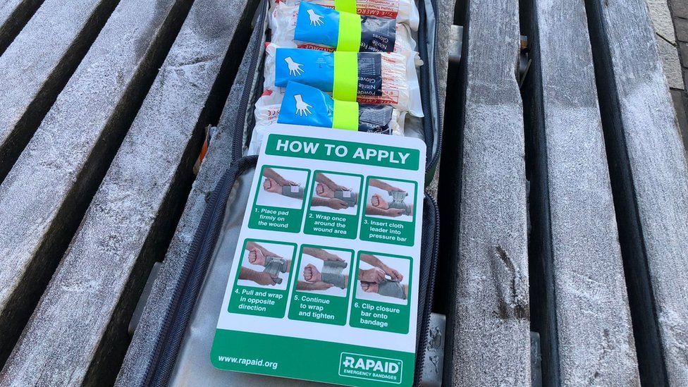 Swindon taxis' military bandages 'could save lives' - BBC News