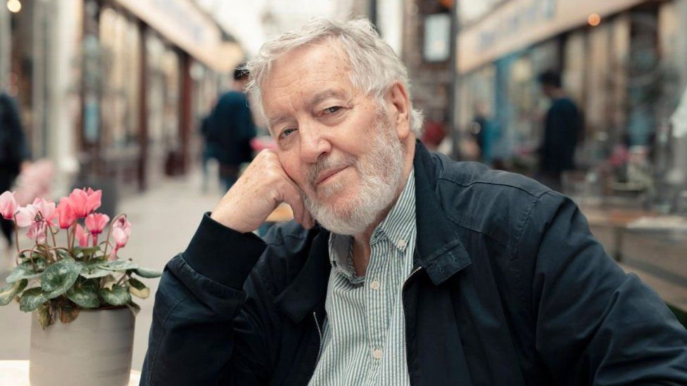 Hywel Gwynfryn yn derbyn Gwobr Arbennig BAFTA Cymru - BBC Cymru Fyw