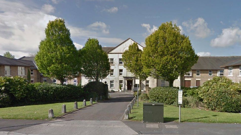 Woman, 69, dies in fire at Fforestfach sheltered housing - BBC News