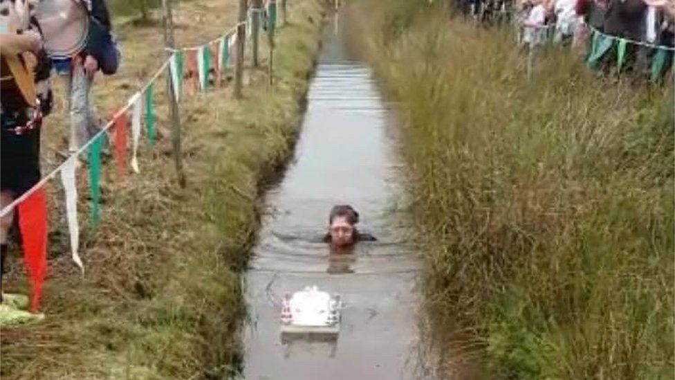 Bog snorkelling at World Alternative Games, Llanwrtyd Wells - BBC News