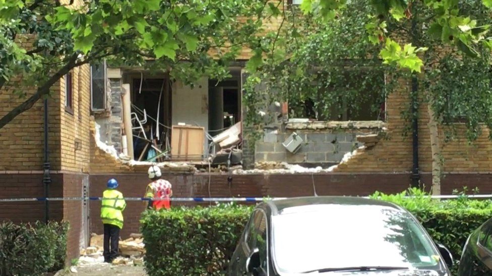 Five hurt as gas explosion rips apart Earlsfield flat - BBC News