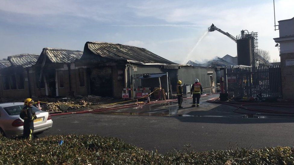 Tottenham bakery fire: Building collapses at industrial bakery - BBC News