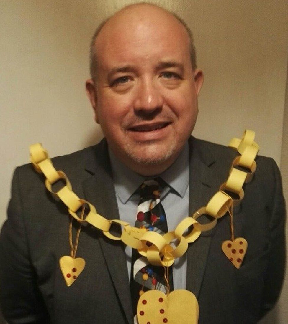 Coronavirus: Wrexham mayor's gold chain swapped for paper - BBC News