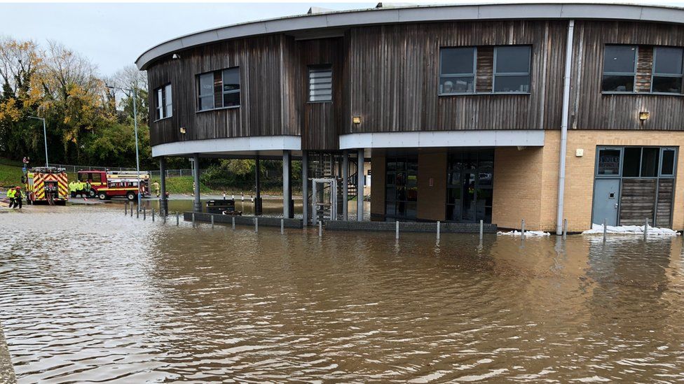 Llifogydd yn effeithio ardaloedd yn Sir Benfro - BBC Cymru Fyw