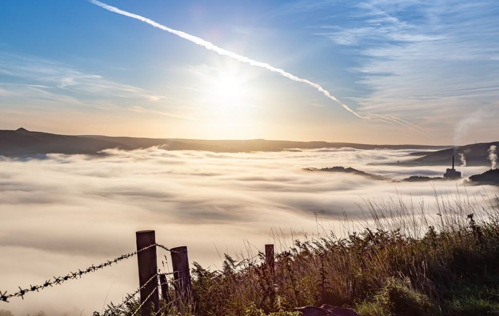 Peak District: 'Cloud inversions show nature's gentle side' - BBC News