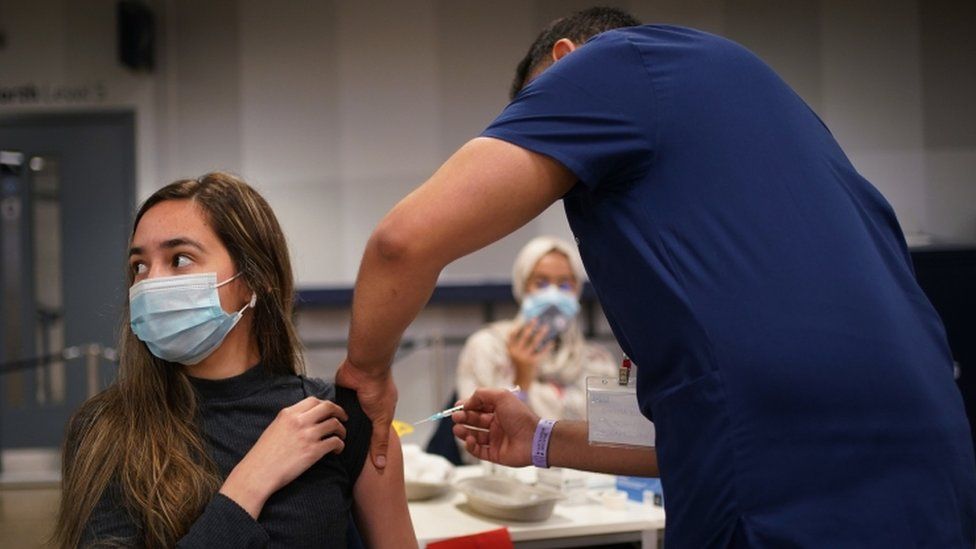 Covid-19: Newmarket Racecourse to host mass vaccination event - BBC News