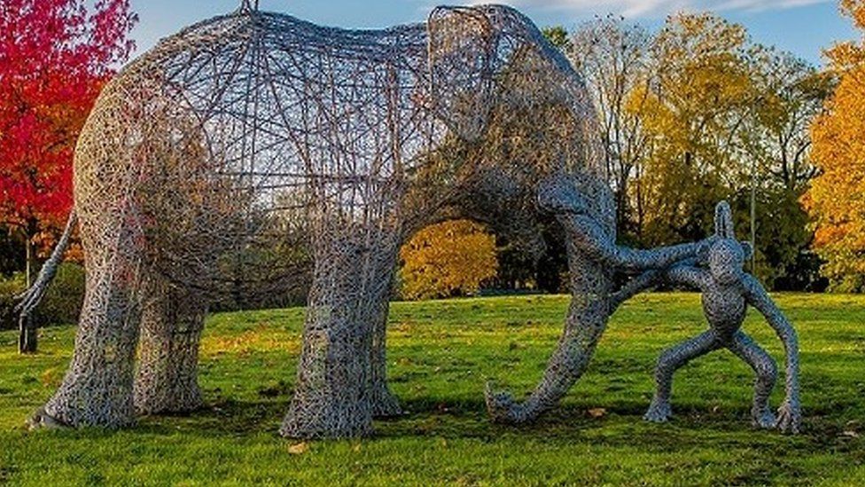 Rosie the Elephant returned to Kidlington roundabout - BBC News