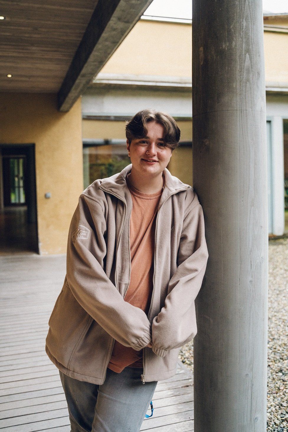 Pum munud gyda'r ysgrifennwr trawsryweddol Leo Drayton - BBC Cymru Fyw