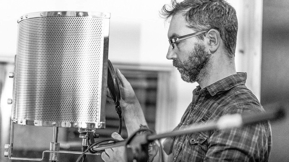 Derby's demolition-threatened Dubrek Studio finds new home - BBC News