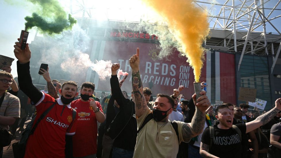 Manchester United protest: Four suspects arrested - BBC News